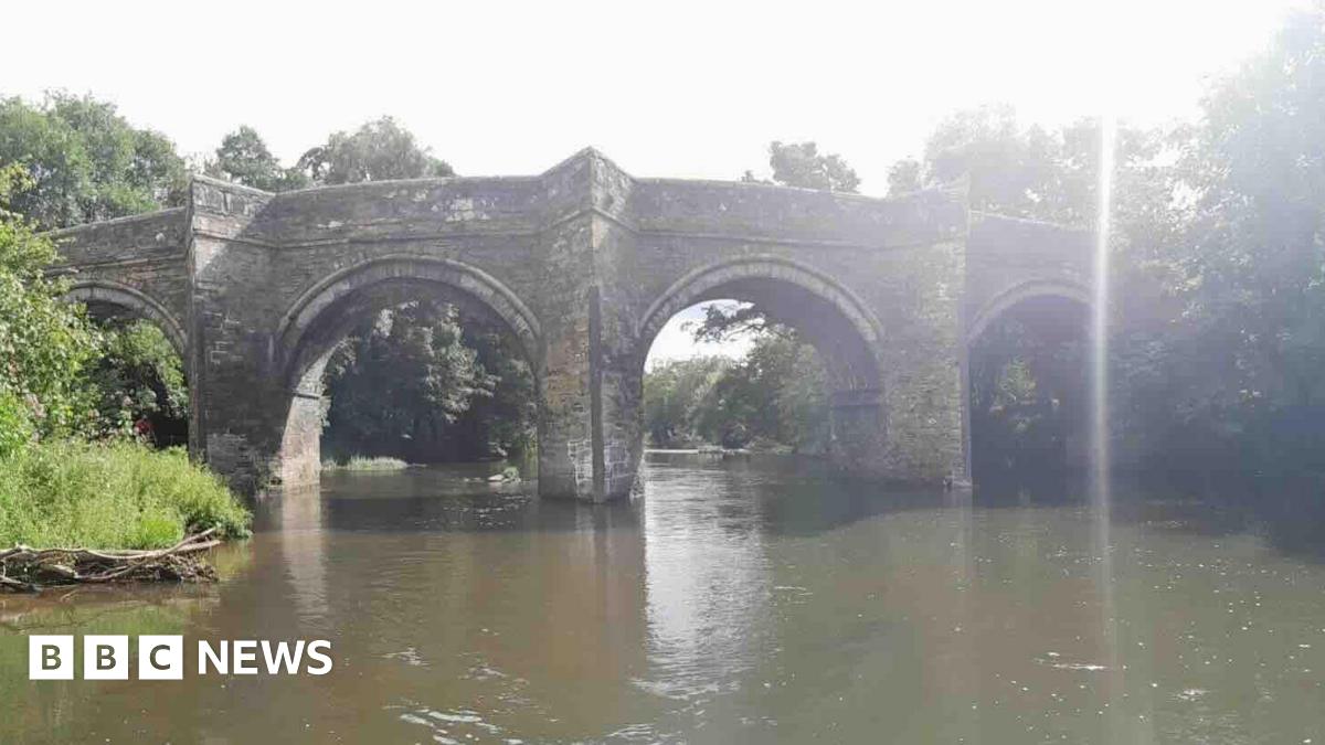 Devon bridges get steel protection against flood damage - BBC News