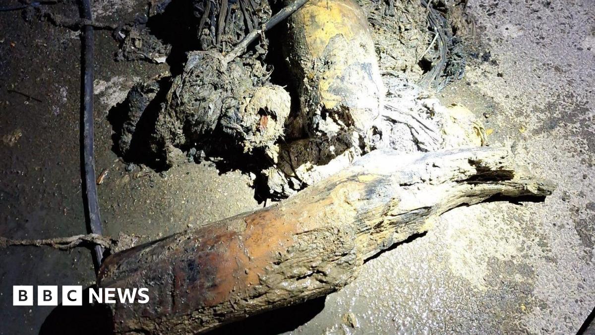 Southwick: Blocked pipe causing stench in town cleared - BBC News