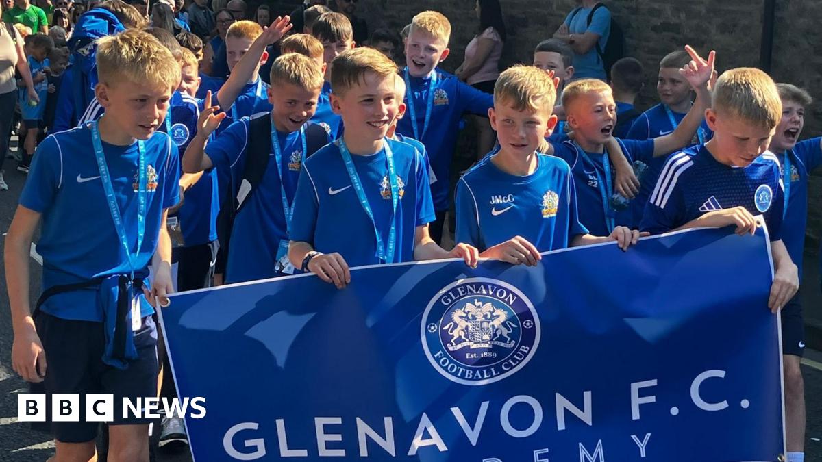 Foyle Cup: Parade kicks off youth football tournament - BBC News
