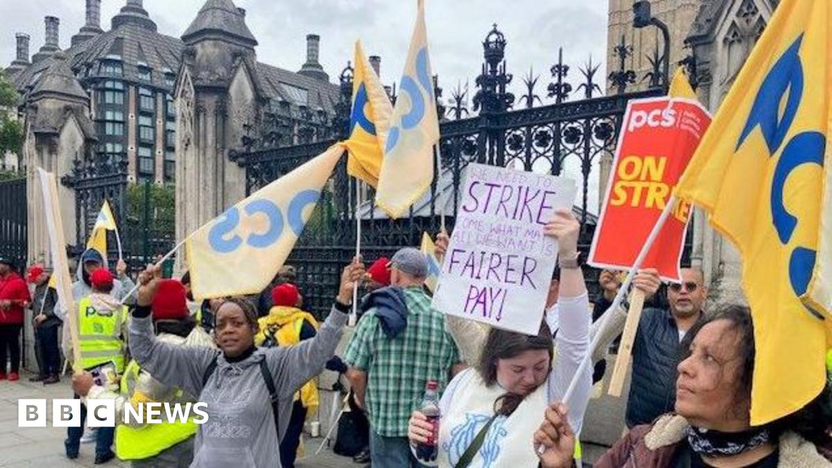 Hundreds of Parliament security staff start strike action - BBC News
