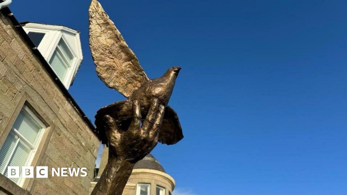 The pigeon that saved lives in WWII gets a statue - BBC News