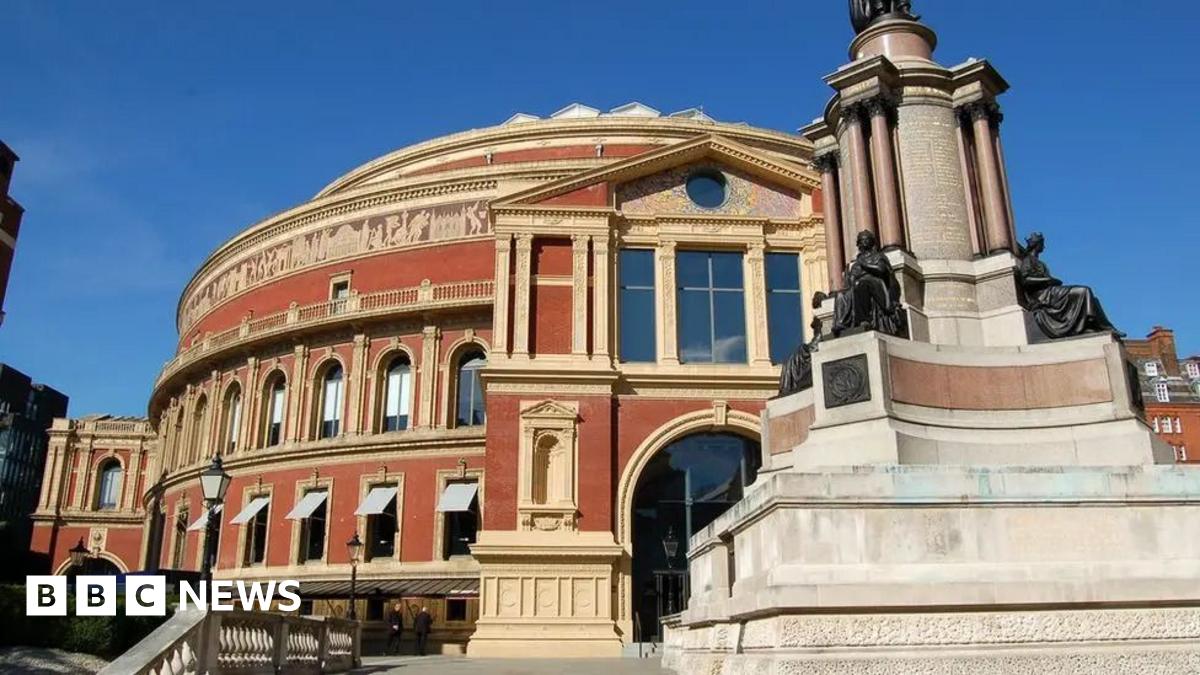 Singing at BBC Proms a 'dream’ for Farnham youth choir - BBC News