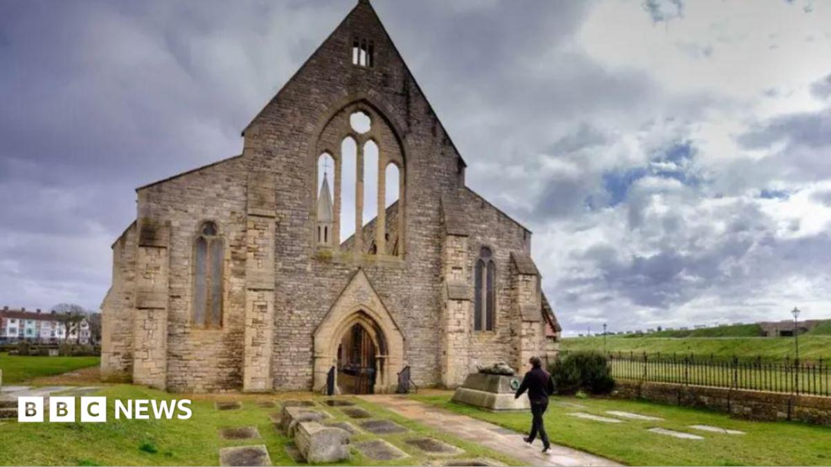 Trails trace sites and stories of WW2 military and civilian life - BBC News