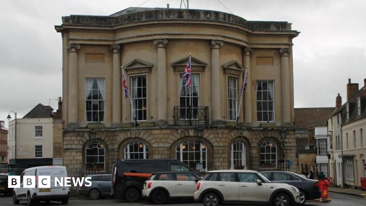Devizes Town Hall to undergo repairs - BBC News