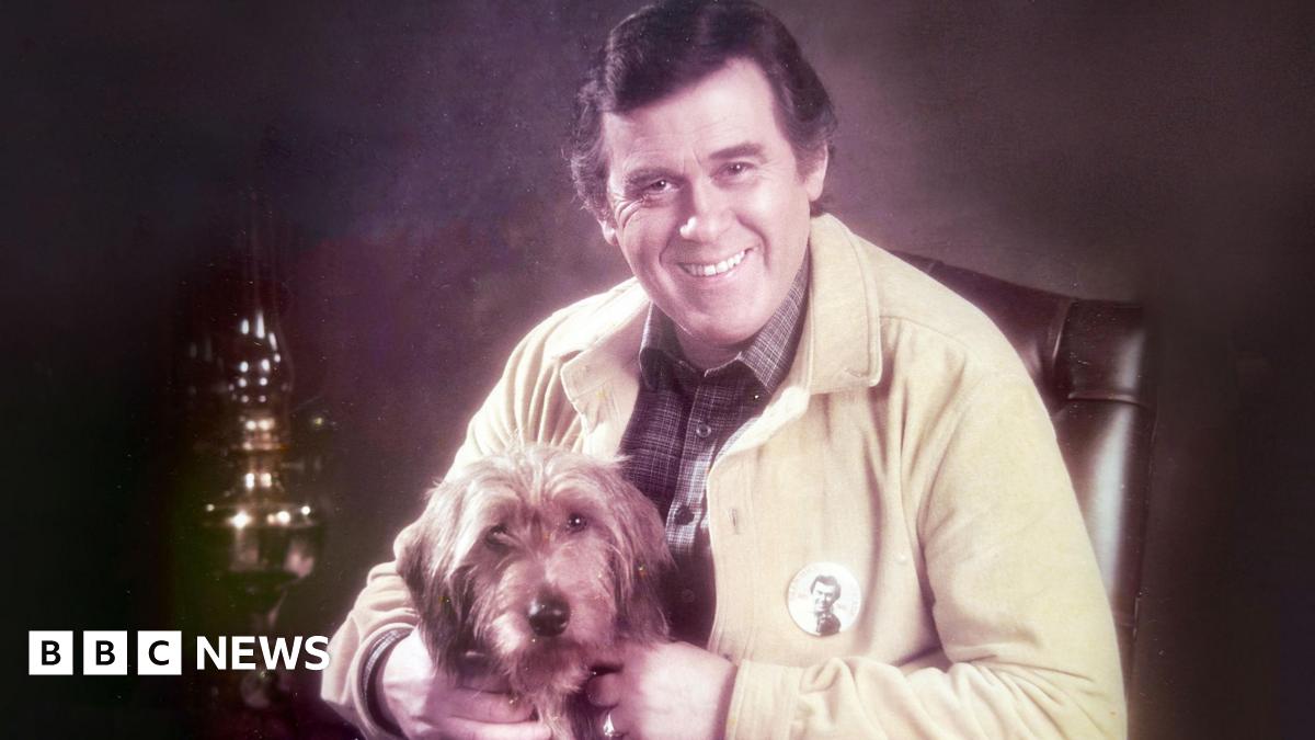 Cartoon Cavalcade presenter Glen Michael dies aged 99 - BBC News