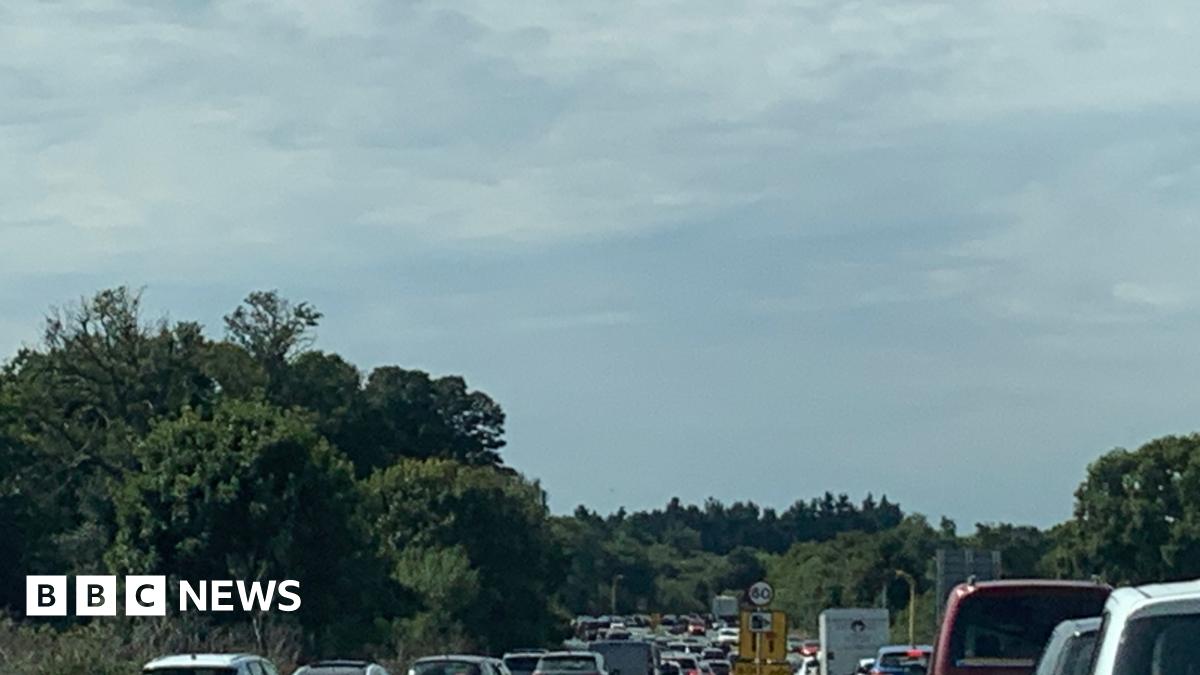 A14 Orwell Bridge lane closed over safety fears - BBC News