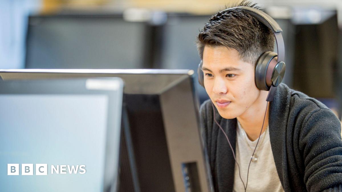 Ucas tool to show actual grades needed to go to university - BBC News
