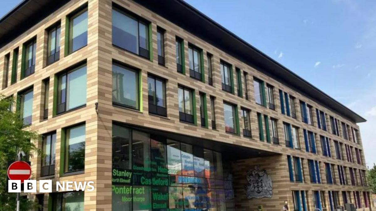 Wakefield Council approves tax increase of almost 5% - BBC News