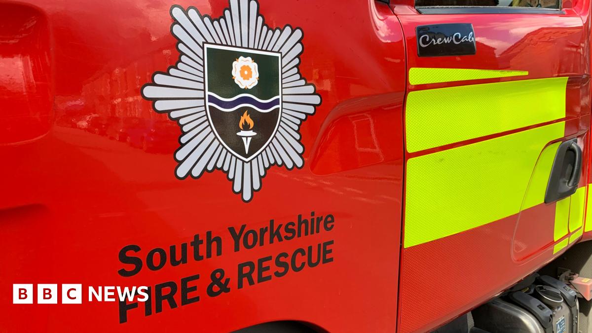 Smoke alert over long-running agricultural waste fire in Wortley - BBC News