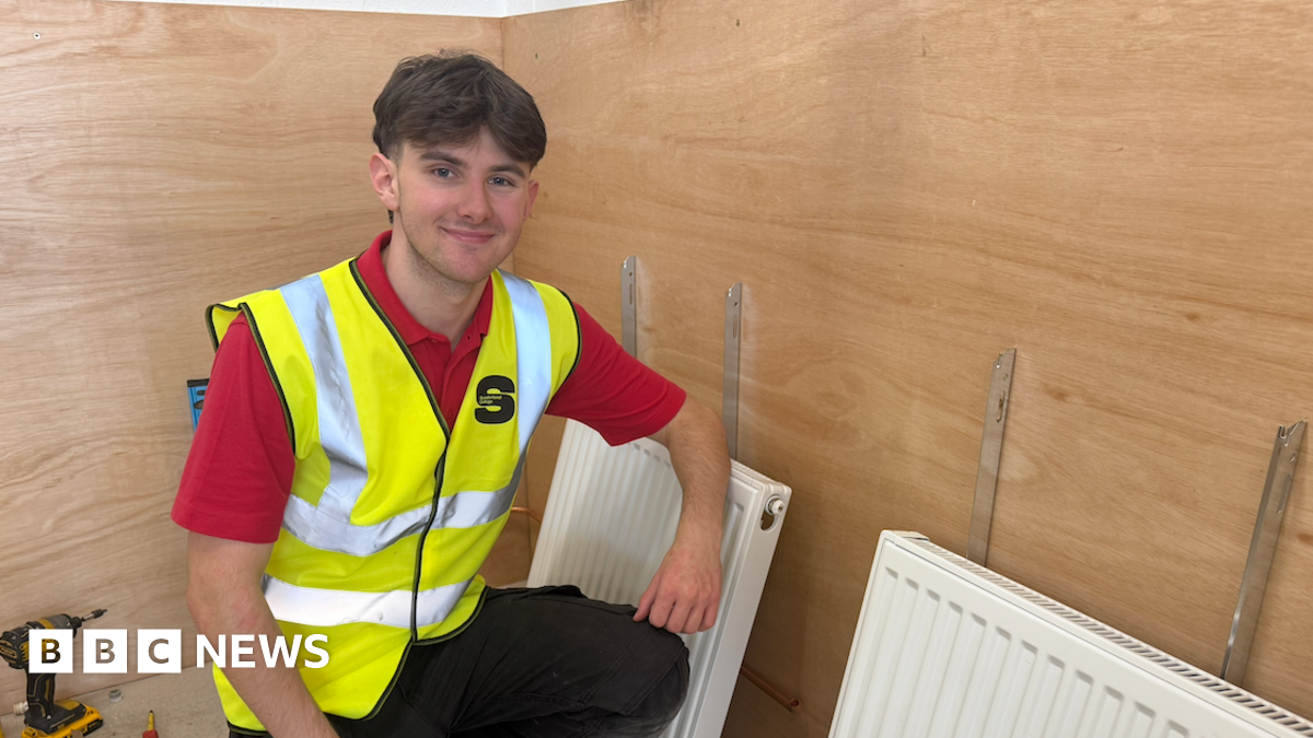 Sunderland house-building college welcomes teen apprentices - BBC News