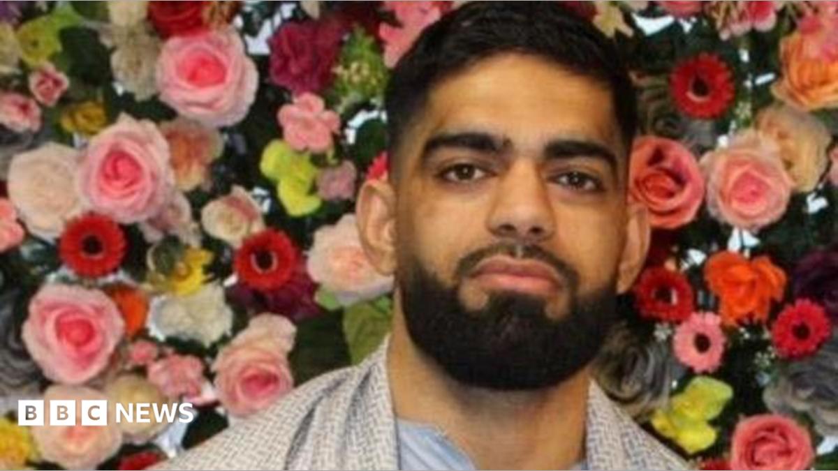 New murder arrests over man's fatal stabbing in Bradford - BBC News