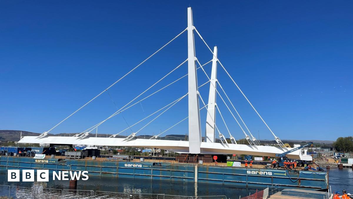 First section of new Renfrew Bridge delivered from Holland - BBC News