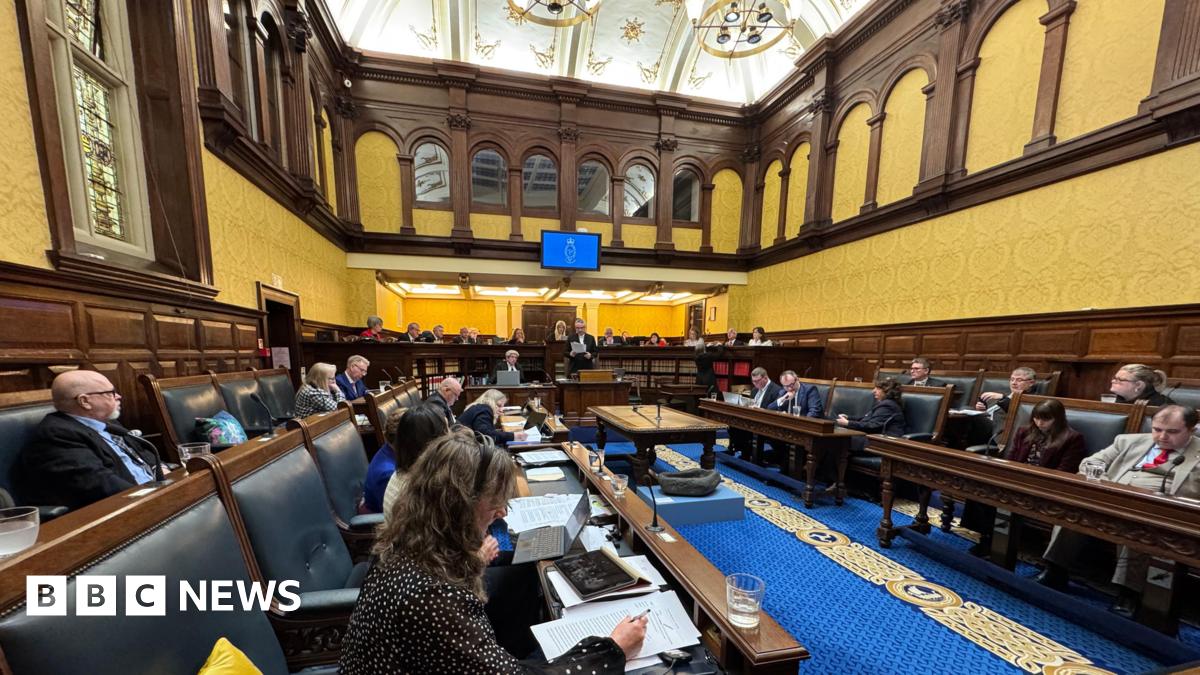 Isle of Man budget 'hits middle earners hardest', MHK says - BBC News