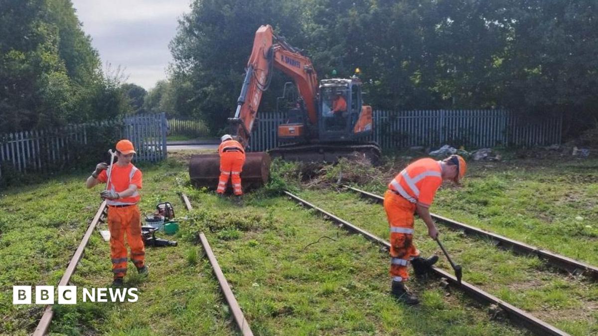 Portishead rail line tracks donated to Avon Valley Railway - BBC News