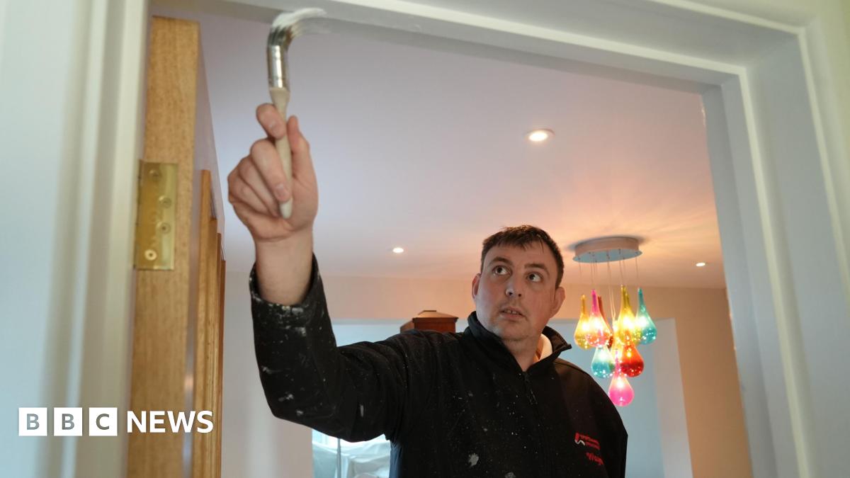 The decorator aiming to become world bowls champion - BBC News