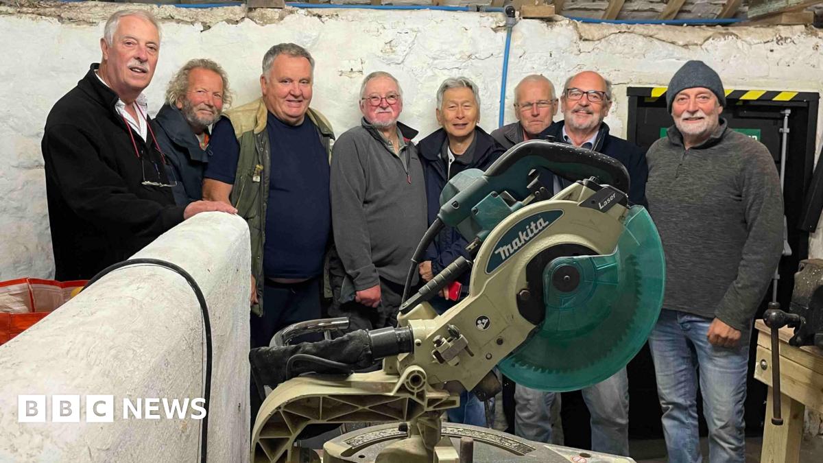 New Men's Shed in Cornwall offers chance to share friendship - BBC News