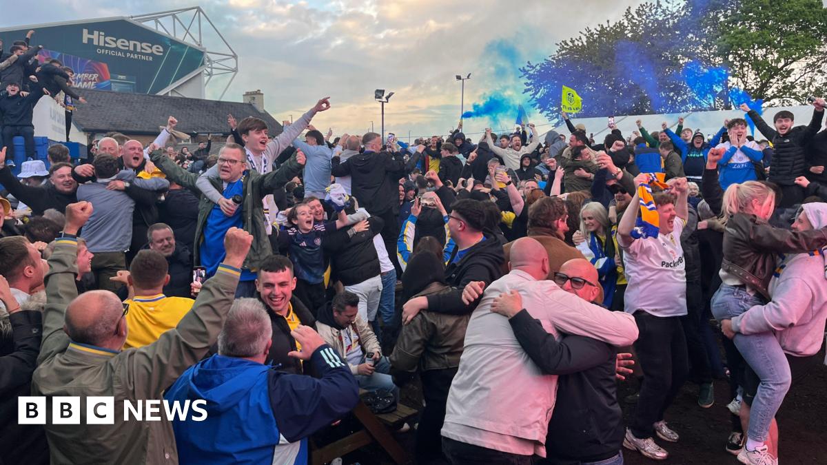 Leeds United fans bask in glory of Premier League return - BBC News