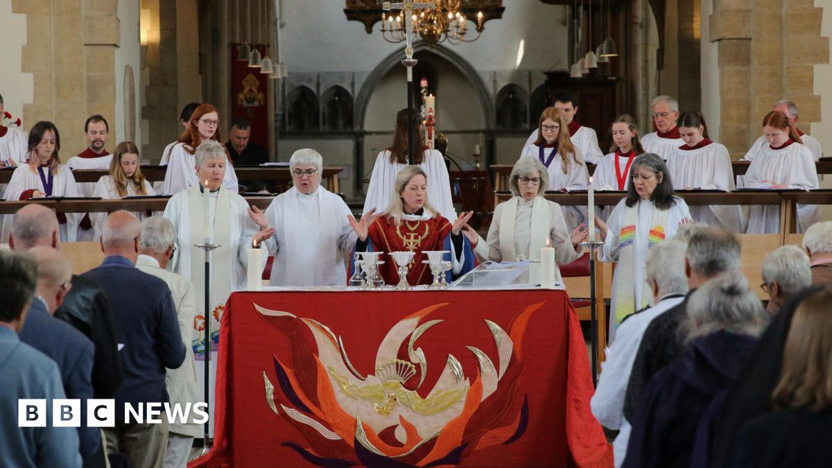 Portsmouth service celebrates 30 years of female priests - BBC News