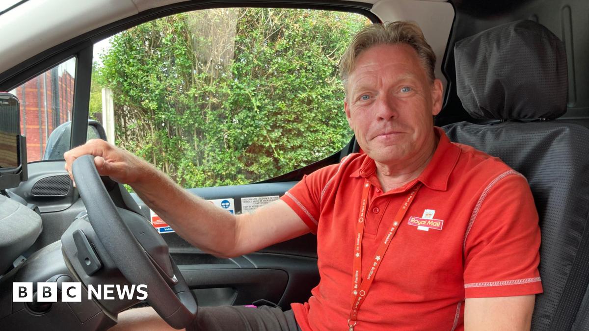 Postman suffers 'worst nightmare' dog attack in Sheffield - BBC News