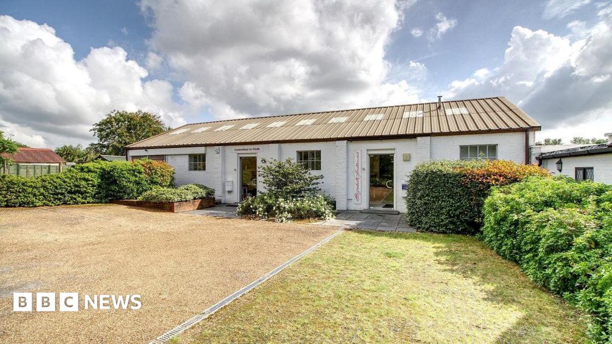 Oxted 'memory cafe' seeks tea, biscuit and jigsaw donations - BBC News