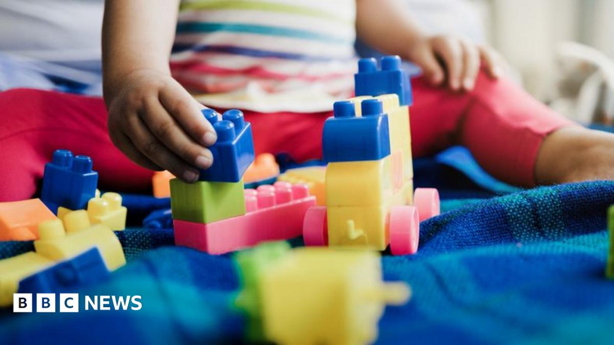 Bid to halt Leeds children's centre closures fails - BBC News