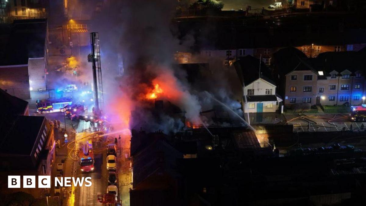Horsham: Fire crews tackle large blaze in industrial building - BBC News