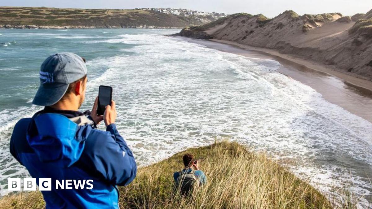 Researchers study 'complex' sand dune changes in Cornwall - BBC News