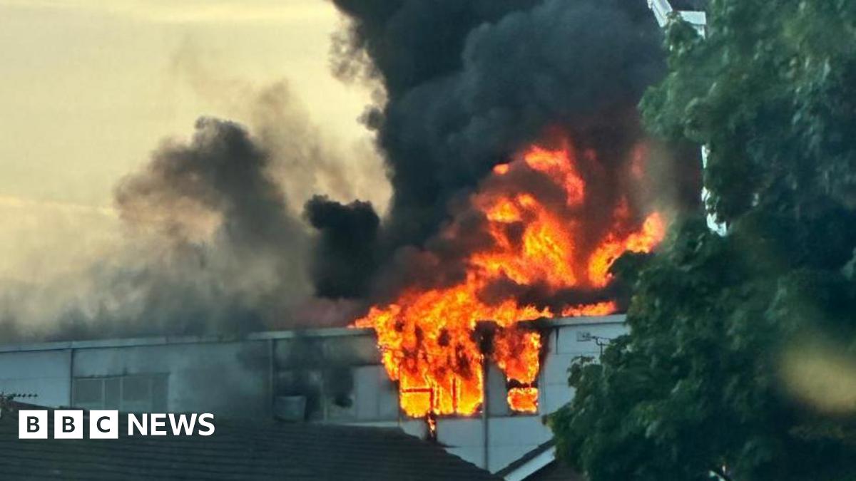 Huge fire at disused Henley College building in Coventry - BBC News