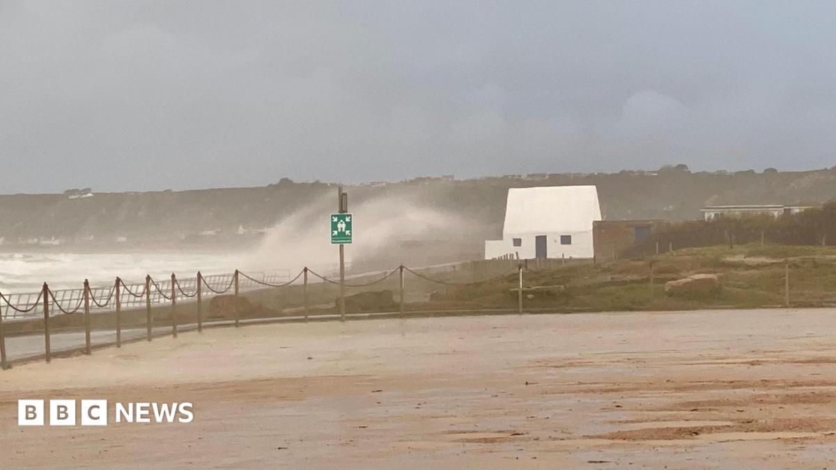 Jersey tide warnings with large waves and strong winds expected - BBC News