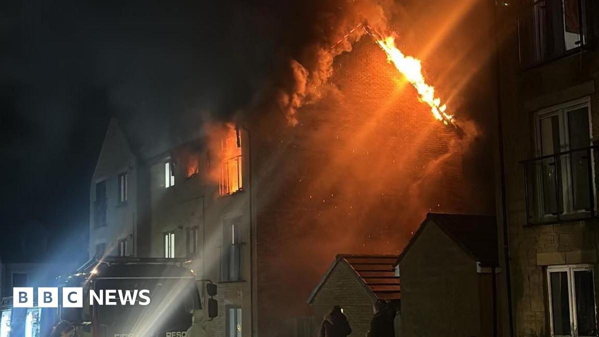 Frome flats evacuated after fire rips through building - BBC News