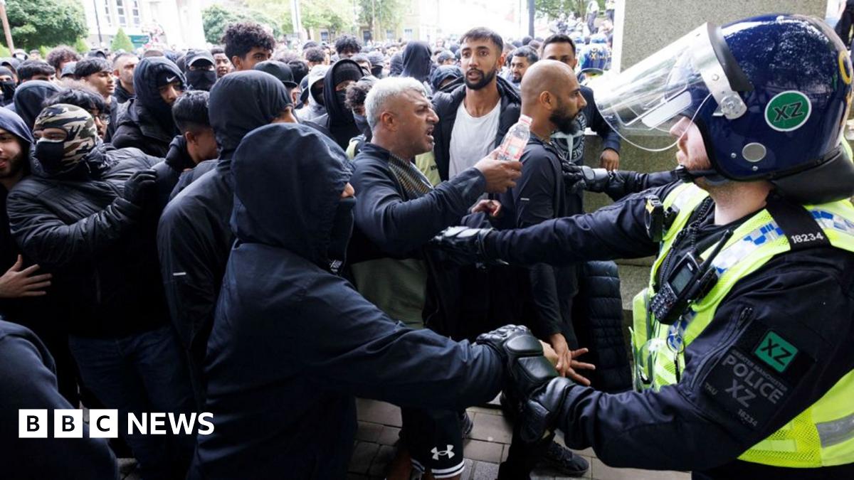 Clashes in Bolton between rival groups after protest - BBC News