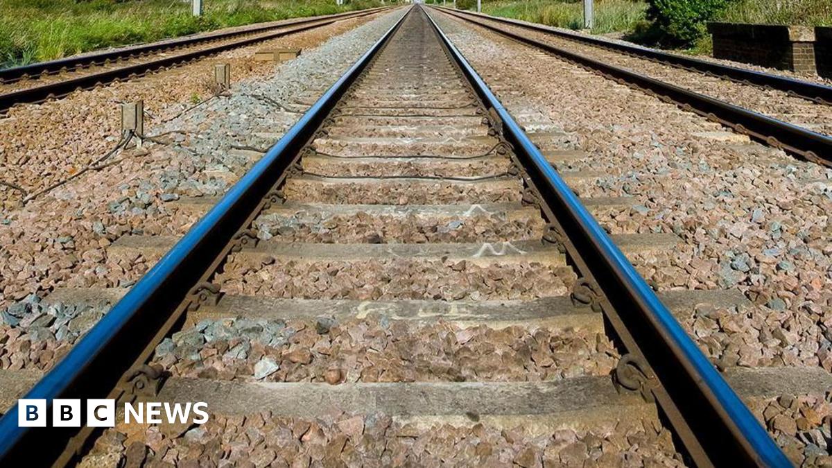 Network Rail to improve train reliability in the South West - BBC News