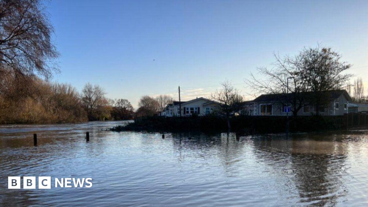 Storm Bert: Flood warnings for residents near River Stour - BBC News