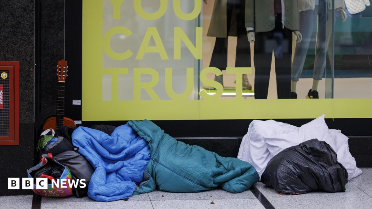 Mansfield night shelter returns to support rough sleepers - BBC News