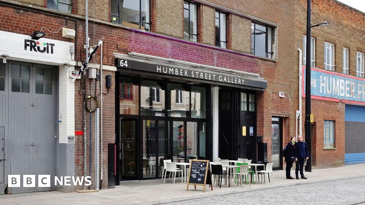 Hull exhibition highlights role of art in mental health care - BBC News