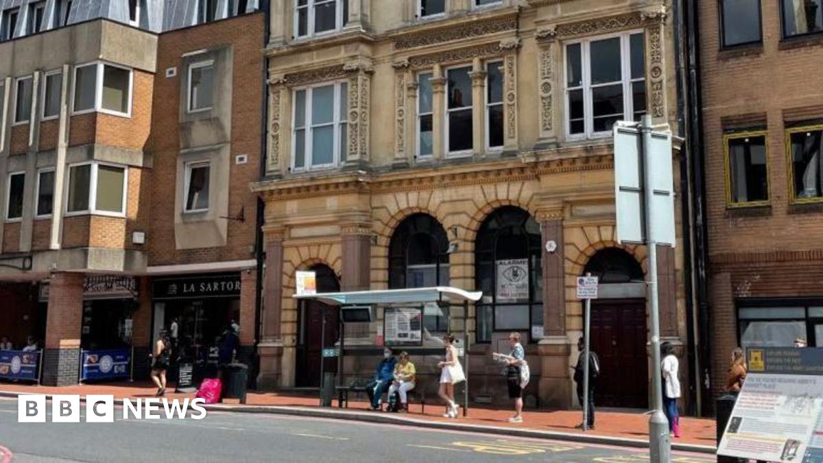 Reading: Old NatWest building conversion delayed - BBC News