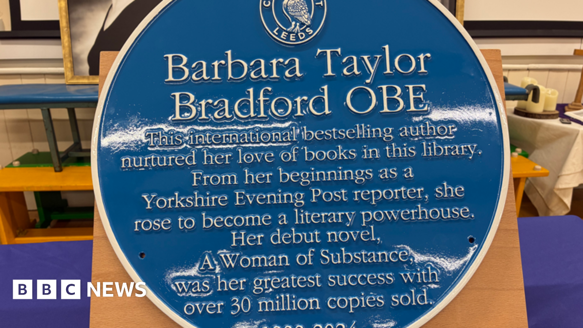 Plaque unveiled in Leeds for author Barbara Taylor Bradford - BBC News