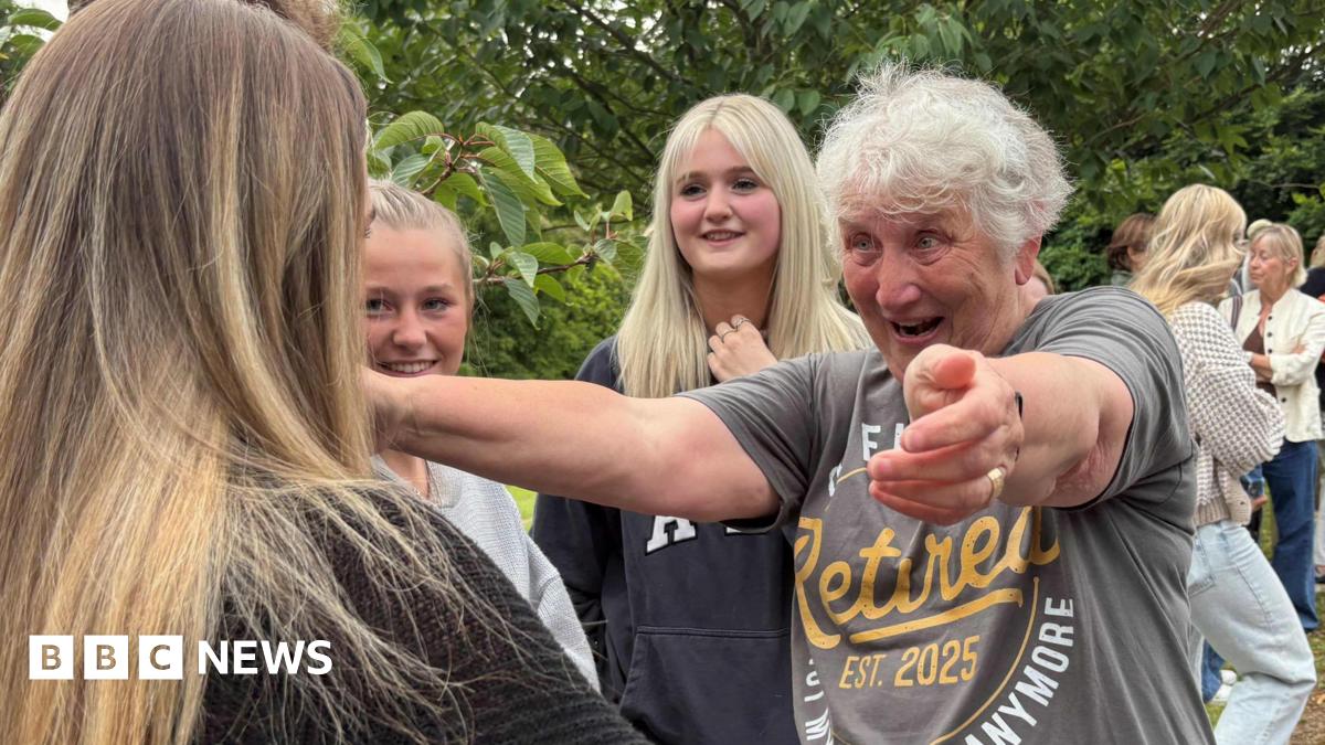 Guard of honour for long-standing Harrogate teacher - BBC News