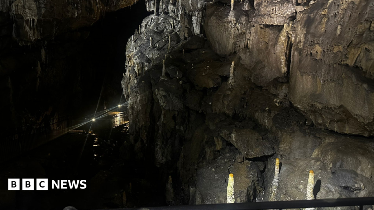 Opera digs deep for Buxton cave show - BBC News