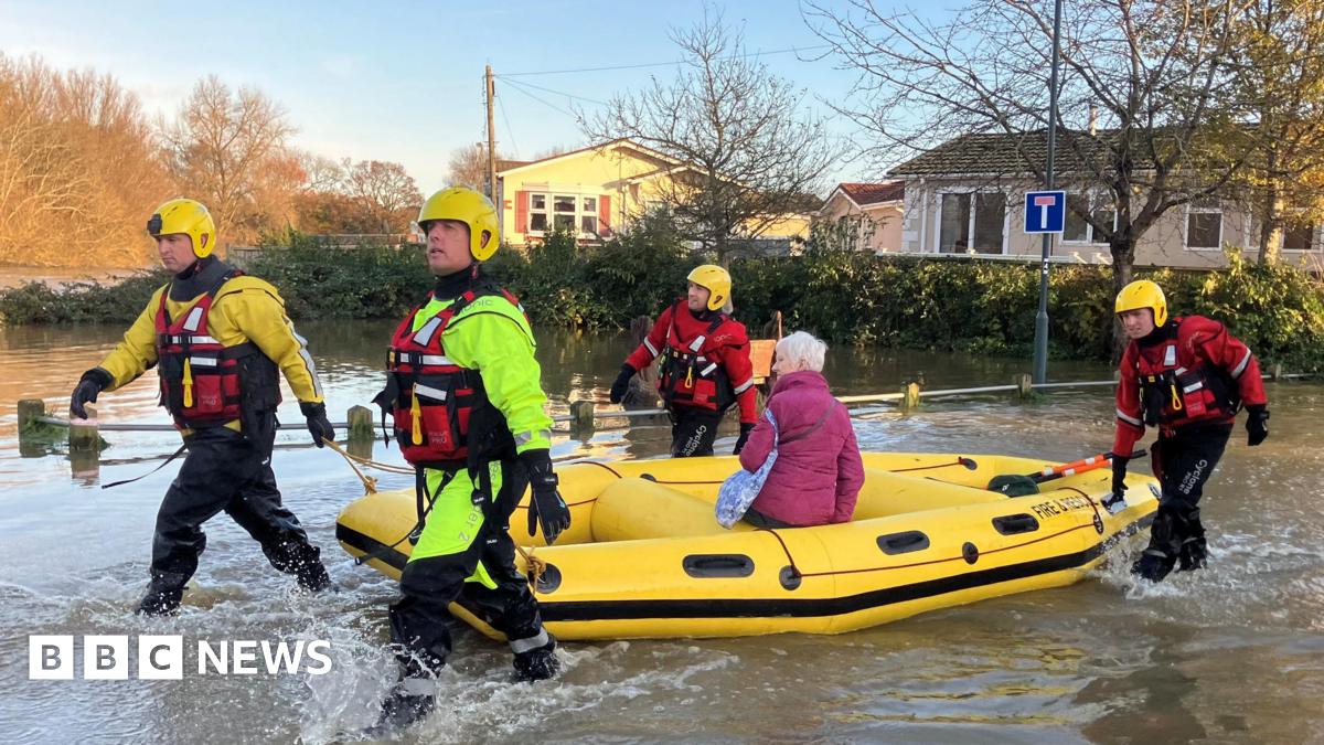 Bournemouth: Fire crews rescue 12 people from flooded park homes - BBC News
