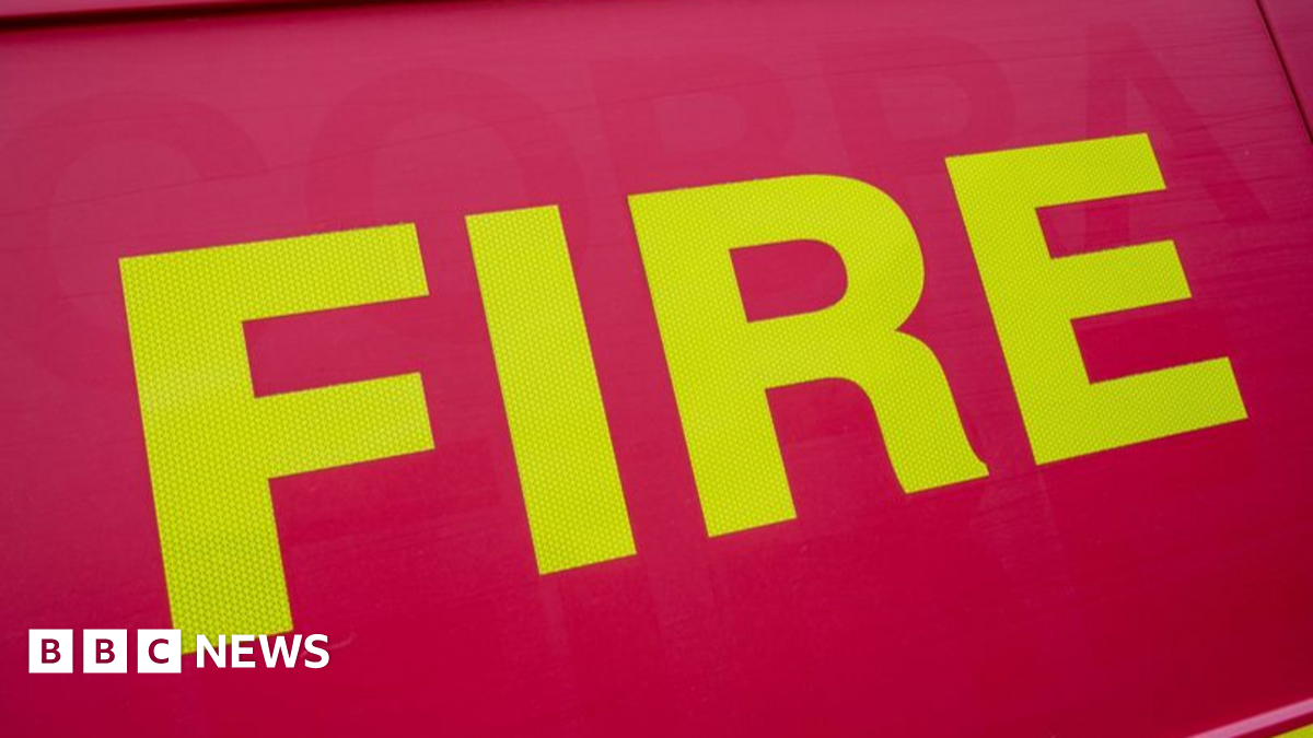 Corby fire in mid-terrace house leads to road closure - BBC News