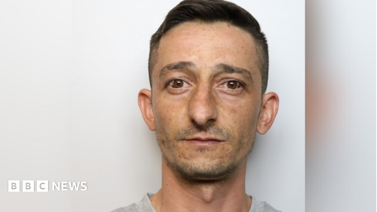 Swindon man cleared of murder after flatmate fatally stabbed - BBC News