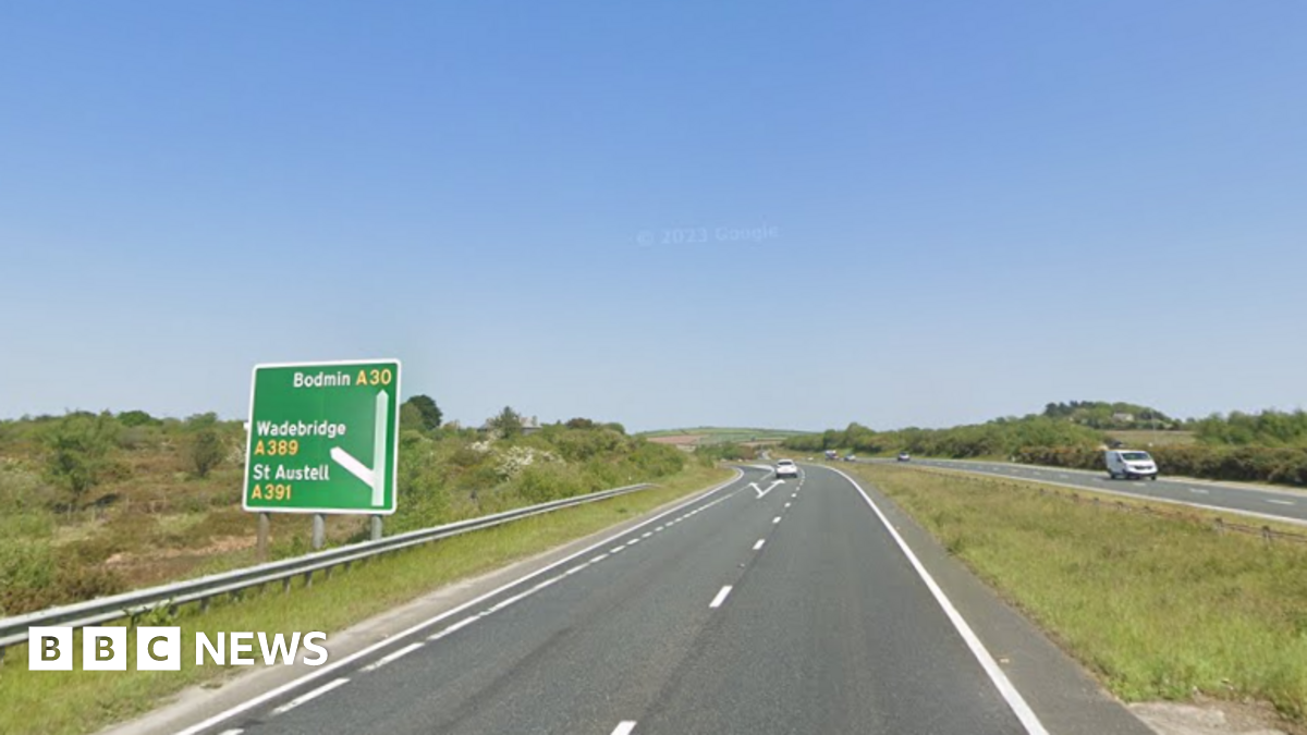 Man, 34, dies after car crash in Cornwall - BBC News