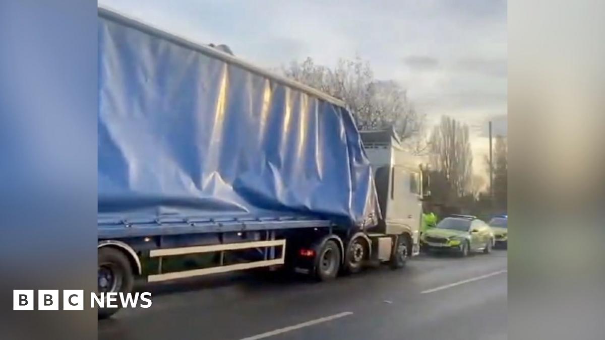 Delays as notorious A5 Watling Street bridge struck again - BBC News