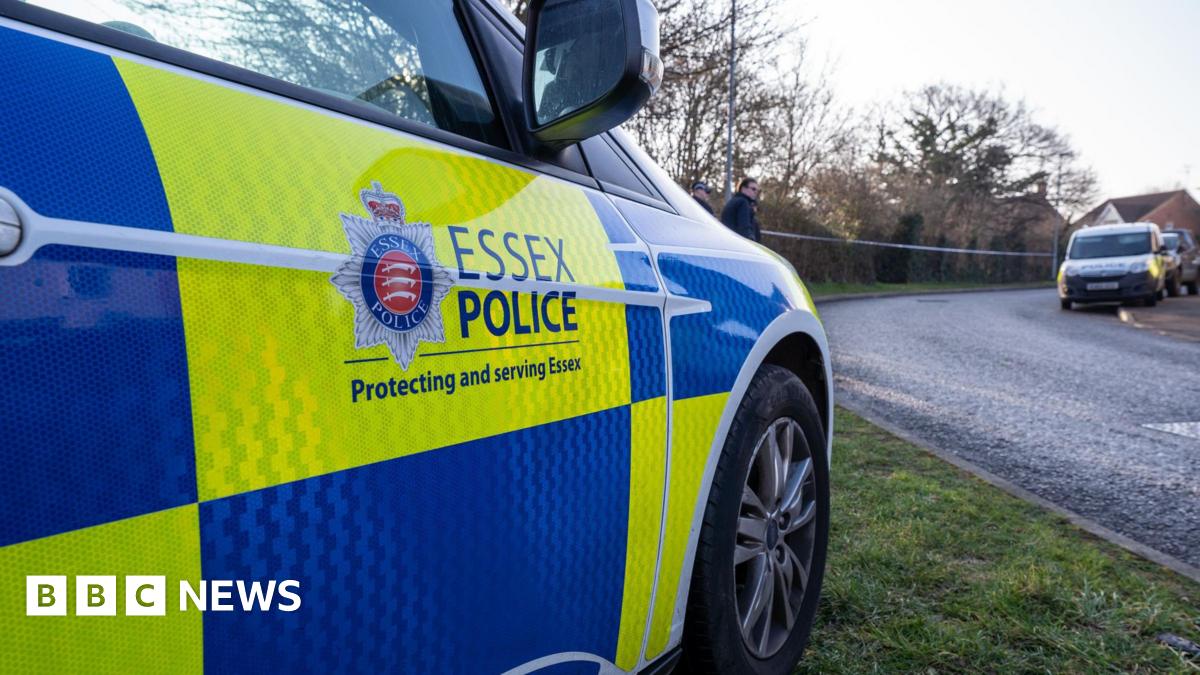 Essex Police appealing for footage of crash on M11 near Harlow - BBC News