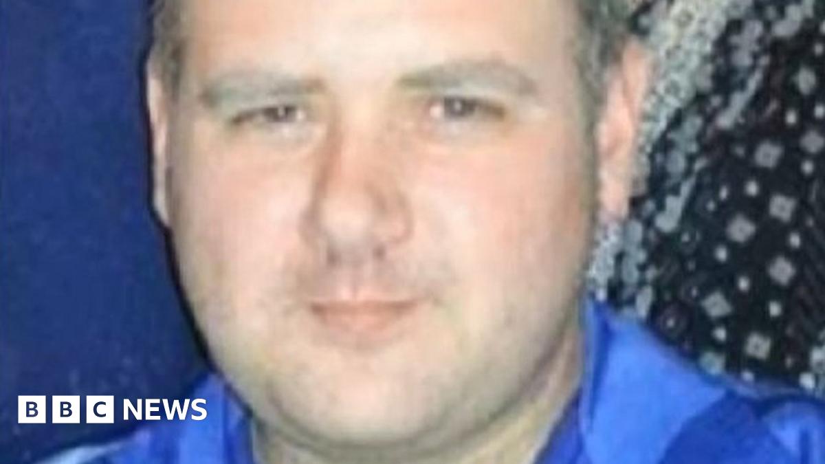 Fleetwood drowning: Dad tried to save son as fishing boat sank - BBC News