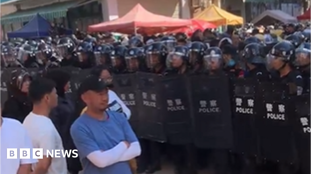 Yunnan protest: Mosque closure sees clashes with security forces - BBC News