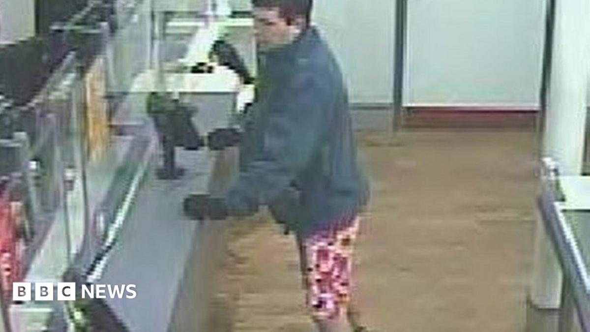 Pink floral shorts man in Santander Cheadle bank raid bid - BBC News