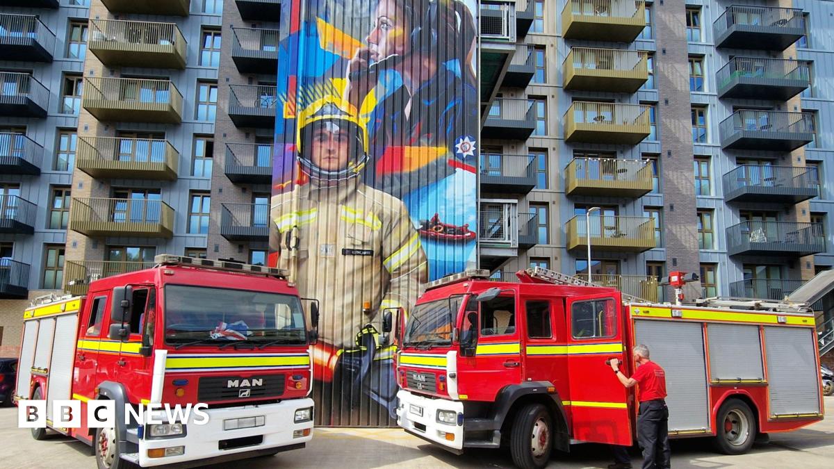 Bristol fire engines and kit delivered to Ukraine - BBC News
