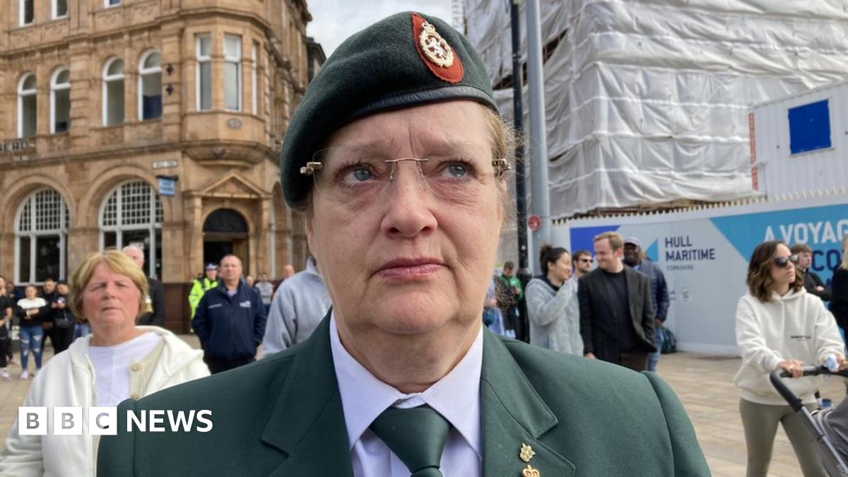 Queen Elizabeth II: Funeral shown in Hull's Queen Victoria Square - BBC ...